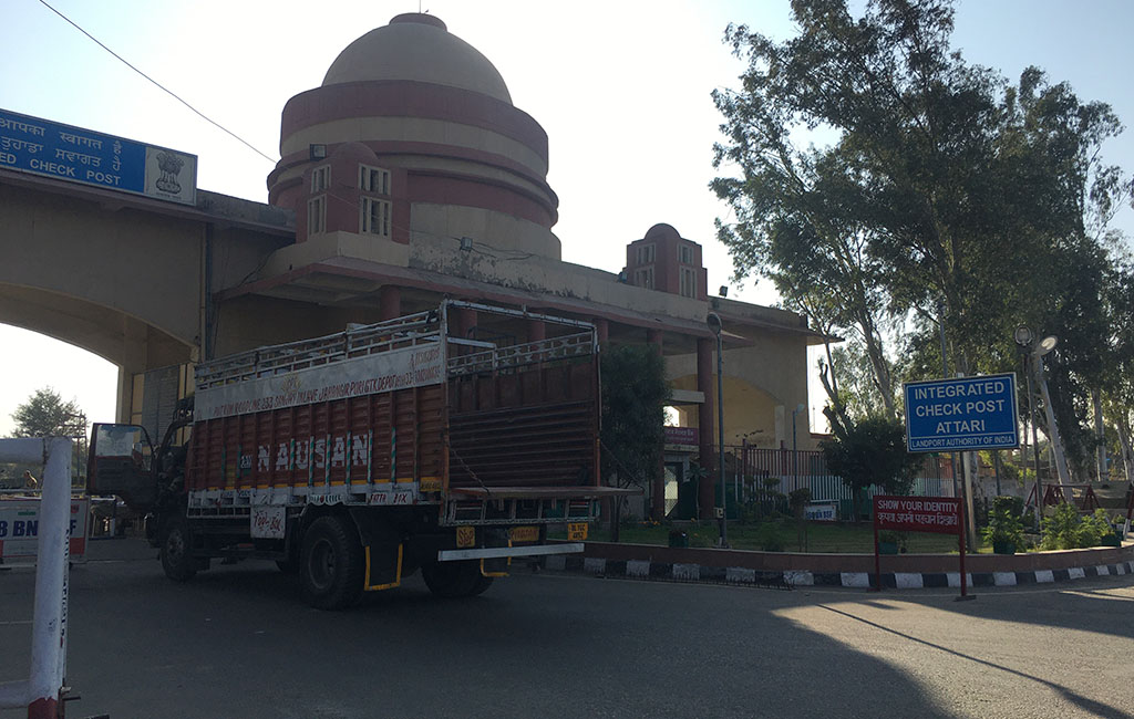 A heavy load to carry: Lives of porters at the Attari–Wagah border | IDR